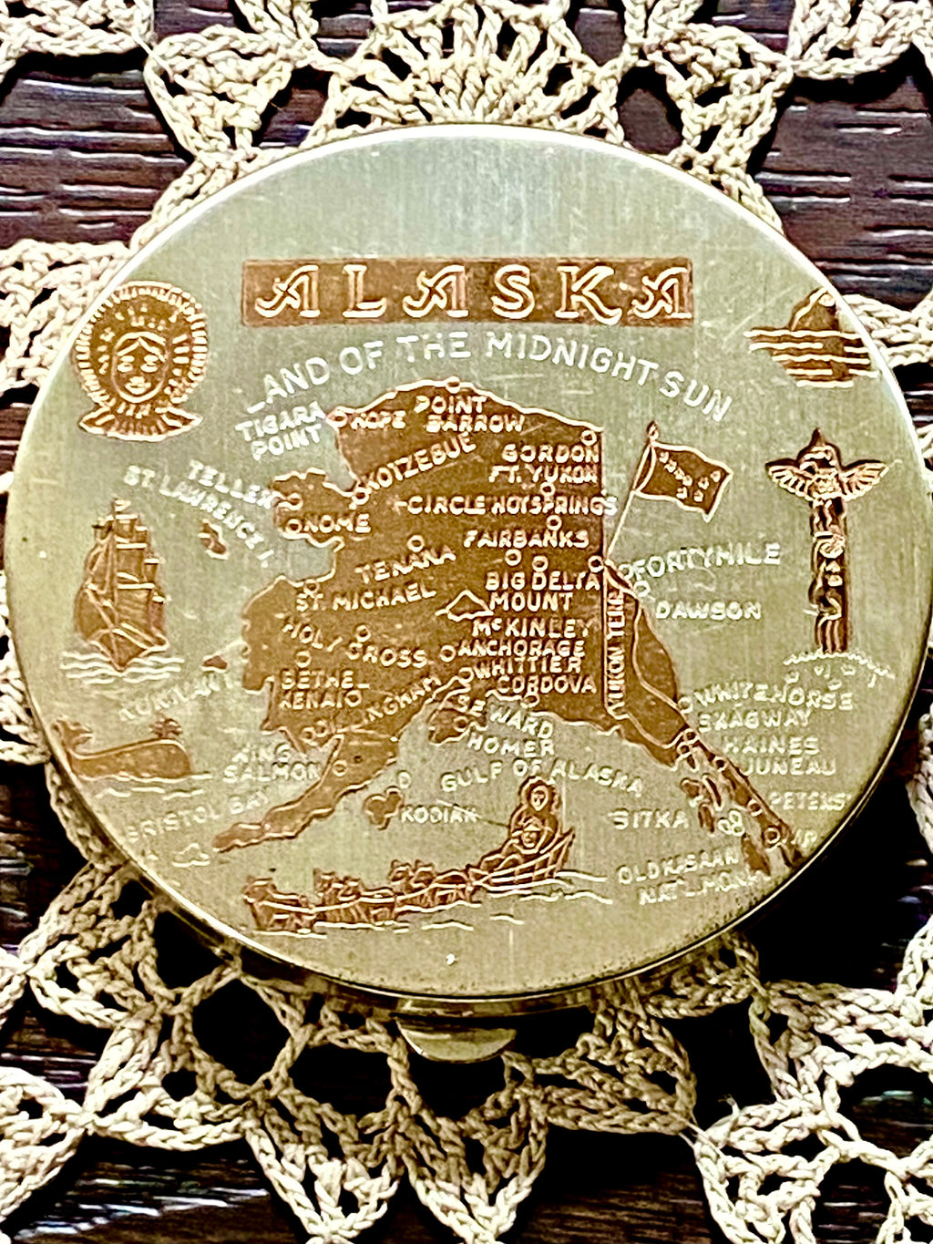 Vintage Alaska compact with sifter – Miss Havisham's Curiosities
